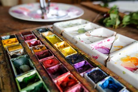 세라믹 접시 옆에 잘 사용되는 페인트 팬이 나무 상자에 있는 예술가의 테이블 가까운에 대한 스톡 사진 및 기타 이미지 가까운 건조한 결정 Istock