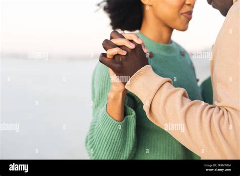 Mitten in einem glücklichen afroamerikanischen Paar das Händchen hält