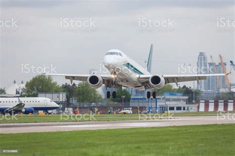 바쁜 현대 공항의 활주로에 착륙 상업 제트 여객기 비행기 공항에 대한 스톡 사진 및 기타 이미지 공항 관광 교통수단 Istock