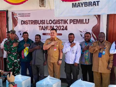 Pj Bupati Maybrat Tandai Distribusi Logistik Pemilu 2024 Dengan