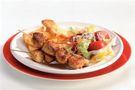 Curry Kalkoenspiesen Met Frites En Salade Recept Allerhande Albert