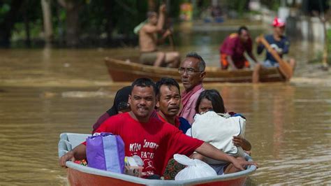 Malaysia Floods 160000 Flee Their Homes World News Sky News