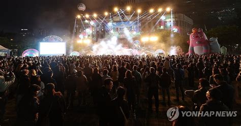 공연 즐기는 관객들