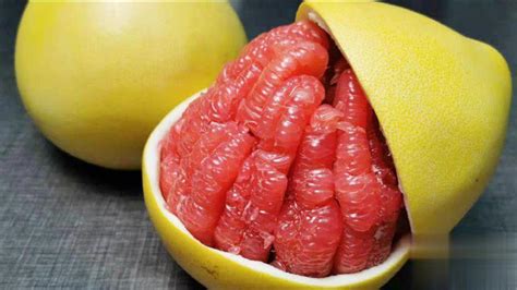 剥柚子肉原来这么简单，只需1根牙签，就能快速剥出完整的柚子肉