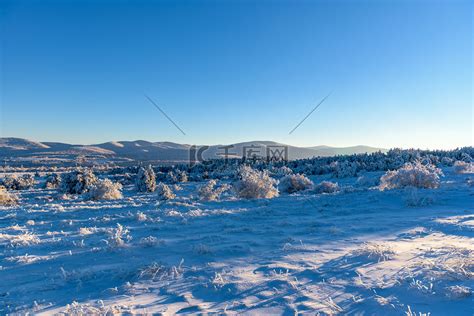 被雪覆盖的田野，背景是群山高清摄影大图 千库网