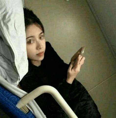 孕妇怀四胞胎以为是儿子，结果生四个女儿，爸爸产房外手舞足蹈宝宝
