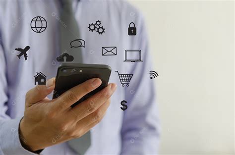 Mão Segurando O Smartphone Com O Conceito De ícones Mão Usar