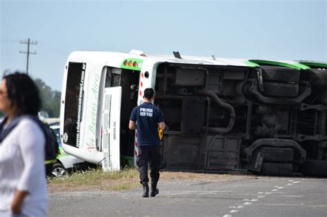 Volcó un micro en la Ruta 2 que trasladaba a chicos de 11 y 12 años murieron dos nenas Infobae