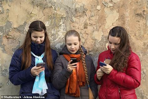 Smartphones Creating A Mentally Fragile Generation Daily Mail Online