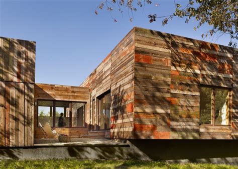 Digsau Uses Reclaimed Barn Wood To Clad Modern Home In Delaware