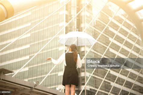 다리에 걷는 투명 우산을 들고 검은 드레스에 태국의 예쁜 여자 건축물에 대한 스톡 사진 및 기타 이미지 건축물 검은색