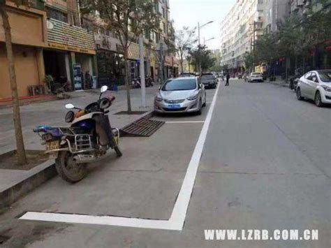 城關區交警部門配合交管委施劃停車泊位，規範停車秩序 每日頭條