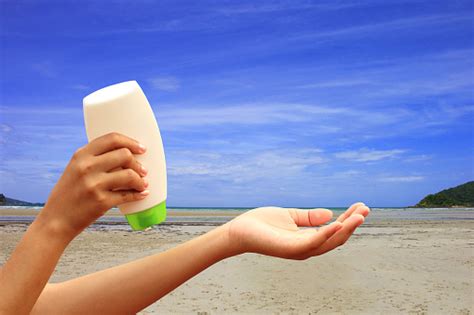 푸른 하늘 배경 Spf 자외선 보호 및 피부 케어 개념에서 바다와 해변에서 자외선 차단제를 들고 여자 손 Fashion Show에 대한 스톡 사진 및 기타 이미지 Istock