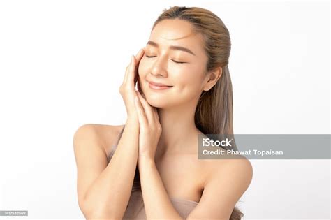 행복한 아름다운 젊은 아시아 여성 깨끗한 신선한 맨손 피부 개념 아시아 소녀 뷰티 얼굴 스킨 케어 및 건강 웰빙 얼굴 치료