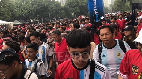 Hujan Tak Surutkan Semangat Suporter Asal Magelang Nonton Laga