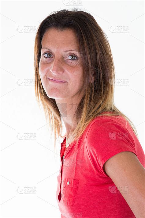 快乐的年轻女子孤立在白色