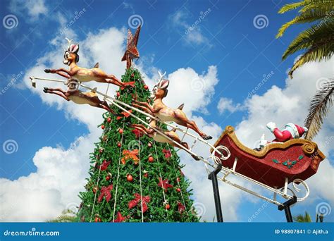 Santa Claus Het Berijden Vrolijke Kerstmis Van De Rendierar Stock