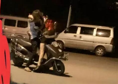 辣眼睛！广西一对男女当街“激战”，电车倒了还在继续？！