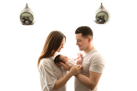 젊은 부모와 신생아의 초상화를 닫습니다 아버지와 어머니는 아름다운 갓 태어난 딸에게 키스하고 포옹합니다 사랑 행복한 부성과 모성의 개념 흰색 배경에 사진 1개월에 대한 스톡