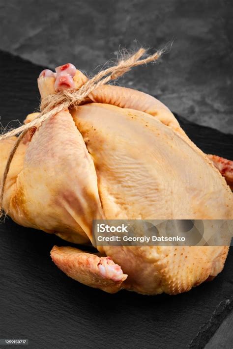 회색 배경에 신선한 할랄 닭 시체 신선한 고기 복사 공간 식료품 점 사진 어두운 배경 가금류에 대한 스톡 사진 및 기타 이미지