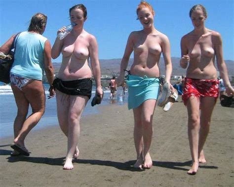 Nackte Frauen Am Meer