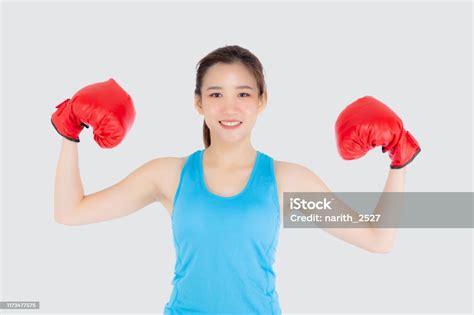 흰색 배경에 고립 된 힘과 힘으로 구부러진 빨간 복싱 장갑을 입은 아름다운 초상화 젊은 아시아 여성 아시아 소녀 운동 운동은