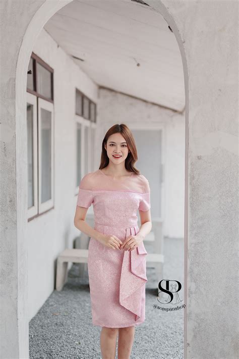 ชุดเดรสออกงานสีชมพู ทรงเข้ารูป ผ้าอัดลาย ช่วงไหล่ซีทรู เอวแต่งจีบ ทรงเข้ารูป เรียบหรู สวย ดูดี