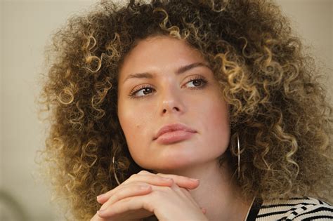 Wanita Keriting Cantik Berpikir Tentang Solusi Masalah Potret Riasan Waering Wanita Dewasa Muda