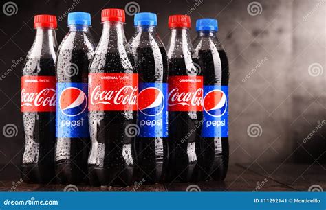 Бутылки Carbonated кока колы и Пепси безалкогольного напитка