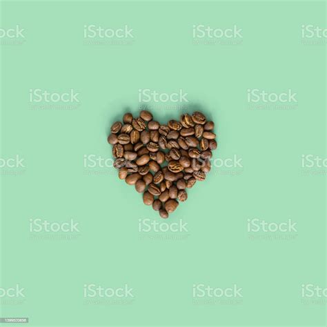 커피 원두에서 커피 백과 심장을 떨어 뜨리고 컵에서 양조하기위한 분쇄 커피 종이 봉지 드립 커피 필터 민트 색상 배경 상단보기 최소 플랫 레이 사각형 패턴 파스텔 색상 팩