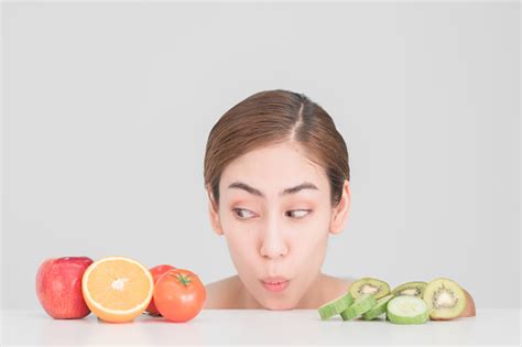 테이블 흰색 배경 건강 한 과일을 가진 아름 다운 아시아 여자 피부 관리 개념 건강관리와 의술에 대한 스톡 사진 및 기타 이미지