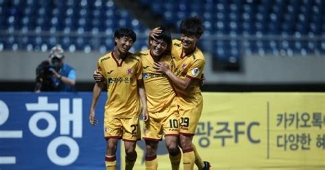 나상호 3경기 연속골 광주 선두 성남 제압 3위로 도약