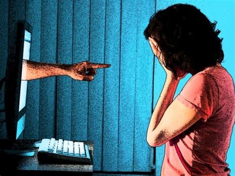 လက်ပိုက်ကြည့်နေကြတဲ့ အွန်လိုင်းအကြမ်းဖက်မှု