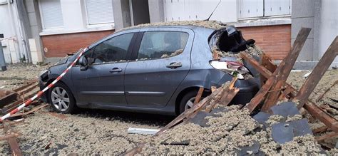 Un Toit Seffondre Sur Sa Voiture Elle Se Retrouve Avec Une