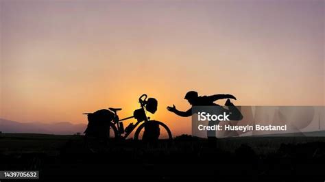 사이클리스트 모험가의 장거리 모험과 자전거에 대한 충성심 가방에 대한 스톡 사진 및 기타 이미지 가방 건강한 생활방식 검은색 Istock