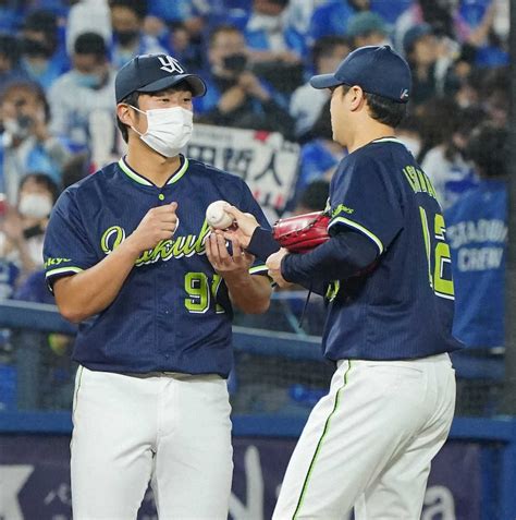 ＜d・ヤ＞石山（右）からウイニングボールを手渡される歳内（撮影・島崎忠彦） ― スポニチ Sponichi Annex 野球