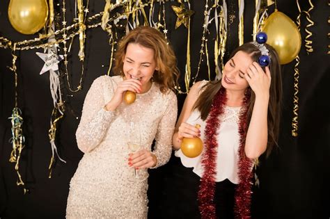 Filles Célébrant à 2019 Fête Du Nouvel An Photo Gratuite