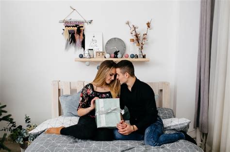 Feliz Natal Casal Jovem Comemorando O Natal Foto Grátis