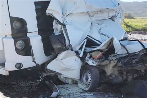 Duas Pessoas Morrem Em Acidente Entre Caminhão Carro E Moto Na Br 470