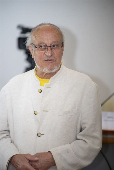 Трима нови почетни граждани на община Мездра получиха своите отличия снимки