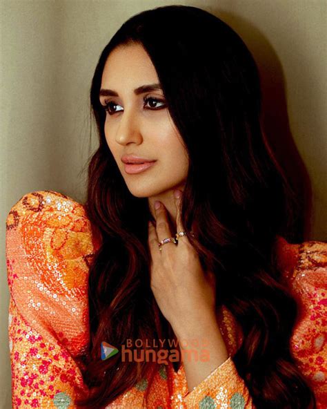Nikita Dutta Photos Images Hd Wallpapers Nikita Dutta Hd Images