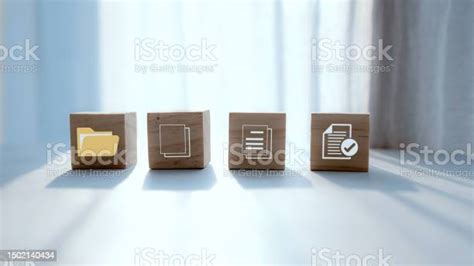 회색 배경에 폴더 아이콘이 있는 나무 큐브 데이터 체계화의 개념 문서에 대한 스톡 사진 및 기타 이미지 문서 0명 가상현실 Istock