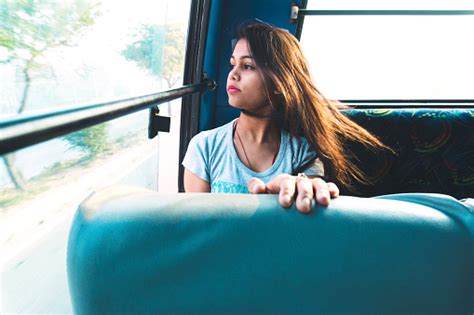 Hermosa Chica Asiática Viajando En El Autobús Y Sentada Cerca De La