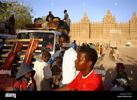 Crowd in fronf of Great mosque of Djenné Mali Stock Photo Alamy