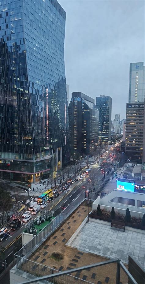 Linkedin 유일환 페이지 어제는 비가 제법 왔고 덕분에 길가에 낙엽이 가득합니다 출근길에 보니 이른 새벽에 낙엽을