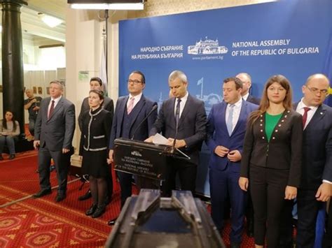 Възраждане и БСП ще сезират КС за решението за предоставяне военна помощ на Украйна