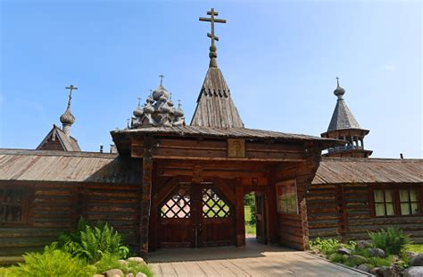 러시아 고대 목조 건축물입니다 러시아 상트페테르부르크 근처의 공원 단지 Manor Bogoslovka 0명에 대한 스톡 사진 및