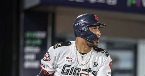 199안타 달성 레이예스 안타→삼진→희플→뜬공→땅볼200안타 도전 28일로 오쎈 부산