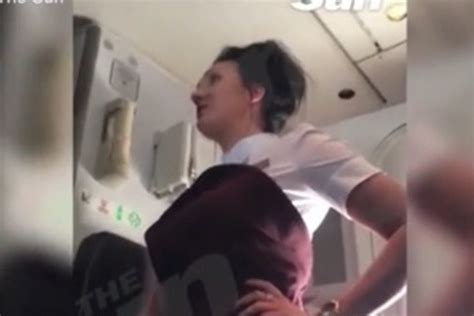 Αεροσυνοδός έκανε τσακωτό ζευγάρι στην τουαλέτα και τους έκανε ρόμπα LifeViews