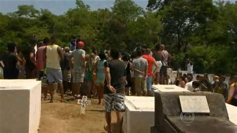 Enterrado Menino Baleado Na Cidade De Deus Rj2 G1